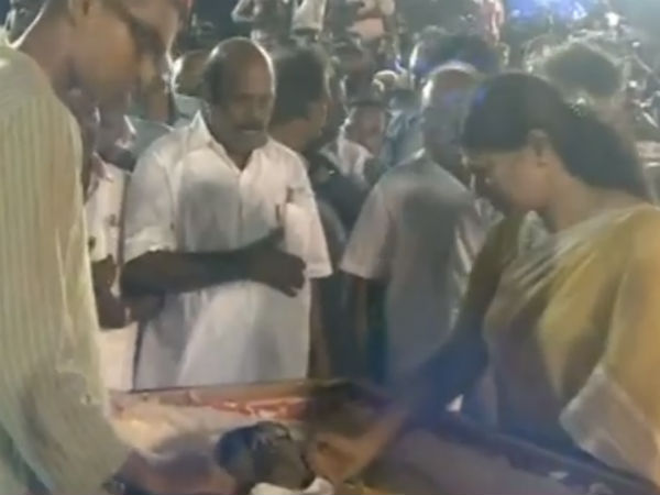 போய்ட்டு வாங்கப்பா.. கருணாநிதி தலையை வருடி முகத்துக்கு முத்தம் கொடுத்த ...