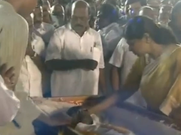 போய்ட்டு வாங்கப்பா.. கருணாநிதி தலையை வருடி முகத்துக்கு முத்தம் கொடுத்த ...