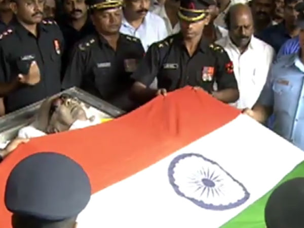 கருணாநிதி உடலில் போர்த்தப்பட்ட தேசியக் கொடி.. பக்கத்தில் முரசொலி ...