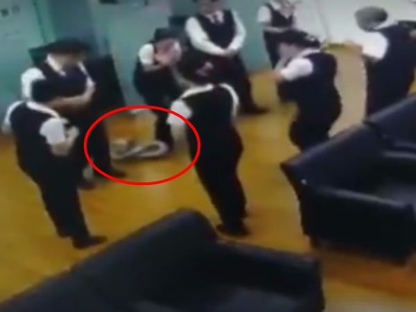 பேங்க் மீட்டிங்கில் திடீரென கலந்து கொண்ட மலைப்பாம்பு.. வீடியோ | Python ...