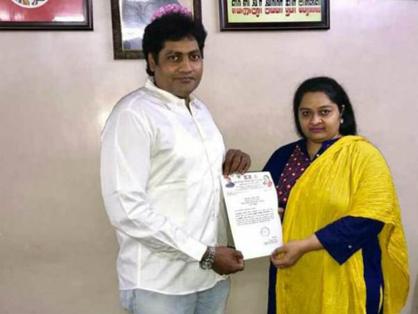 கட்சி இருக்கோ இல்லையோ.. போஸ்ட்டிங் போடுவதில் தீபா செம பிசி! | J. Deepa ...