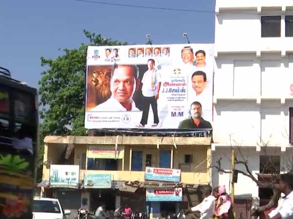 நகருக்கு நடுவே முதல்வர் படத்துடன் மாஸ் பேனர்... புதுச்சேரியில் தாதா ...