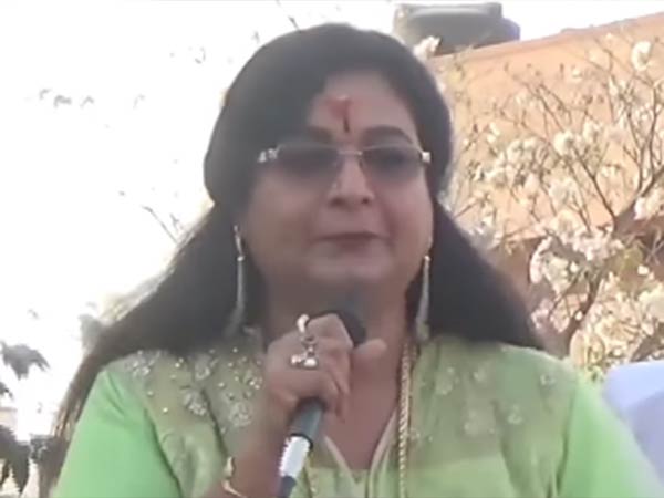 நான்தாங்க "சின்ன வீடு".. ஞாபகம் இருக்கா.. அங்க பாருங்க ஒருத்தர் ...