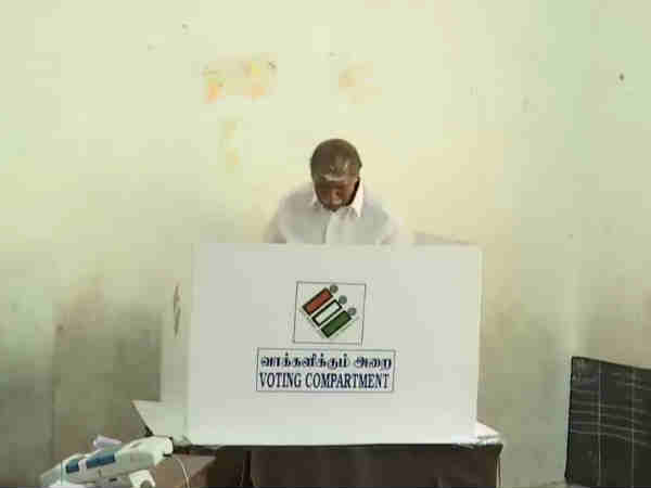 ஓரம்போ ஓரம்போ ரங்கசாமி வண்டி வருது.. கியூவில் நிற்காமல் ஓட்டுப் ...