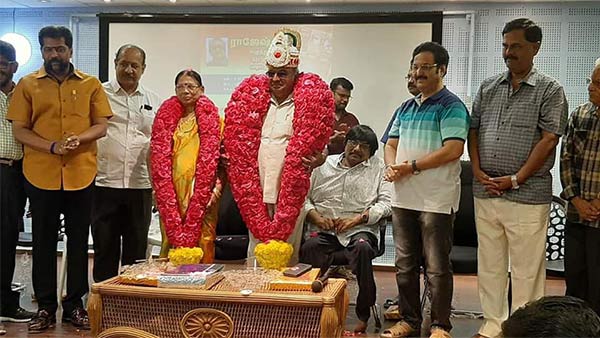 வாசகர்கள் பாராட்டுதான் உண்மையான விருது.. மற்றதெல்லாம் குப்பை.. ராஜேஷ் ...