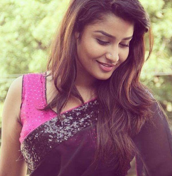 கன்னக் குழி சிரிப்பு.. கிறங்கடிக்கும் ரேஷ்மா.. கொஞ்சி மகிழும் ரசிகர்கள் ...