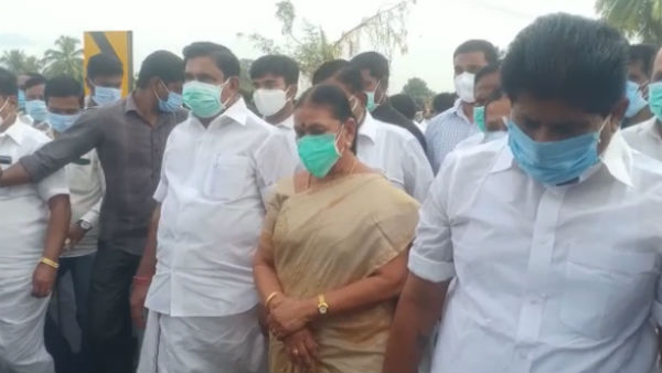 முதல்வரானாலும் தாய்க்கு மகன்தானே.. தாய் இறுதிச் சடங்கில் தளர்ந்து போன ...