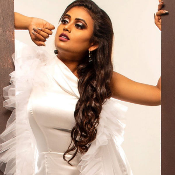 அப்படி திரும்பி நின்னு.. இப்படி அசத்துனா எப்படிம்மா.. கவர்ந்திழுக்கும் ...