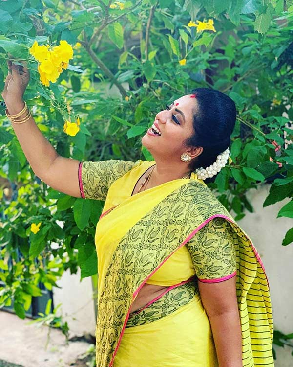 குத்திக் குடையும் மாமியார்களுக்கு மத்தியில்.. வாரிக் குவிக்கும் ரூபஸ்ரீ ...