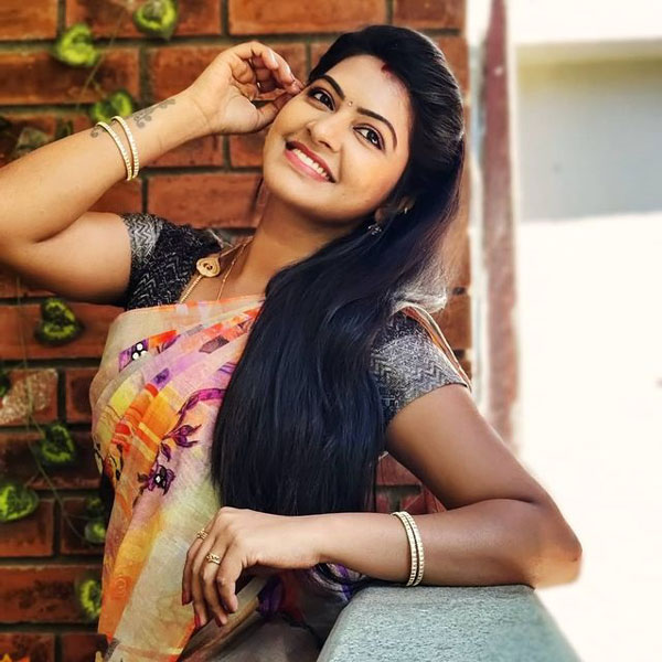 பிறந்த நாள் அதுவுமாக.. உள்ளாடையோடு போட்டோ வெளியிட்ட ரக்ஷிதா ...