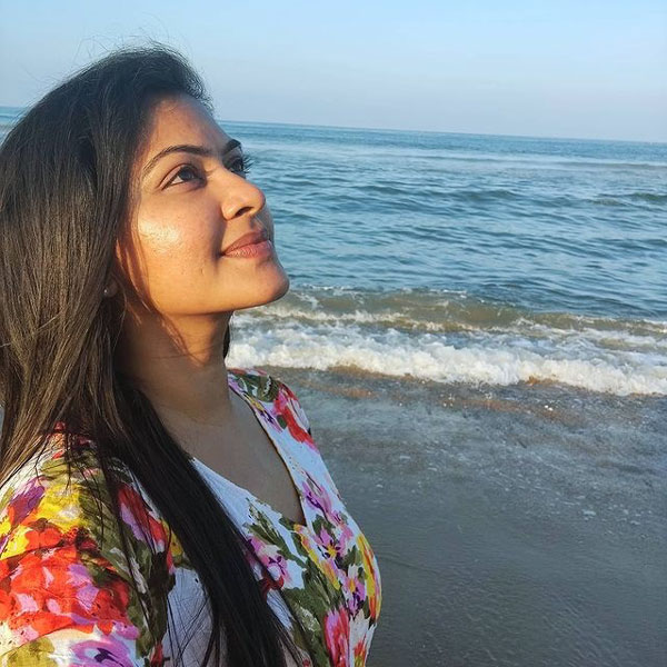 பிறந்த நாள் அதுவுமாக.. உள்ளாடையோடு போட்டோ வெளியிட்ட ரக்ஷிதா ...