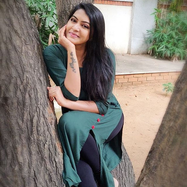 பிறந்த நாள் அதுவுமாக.. உள்ளாடையோடு போட்டோ வெளியிட்ட ரக்ஷிதா ...