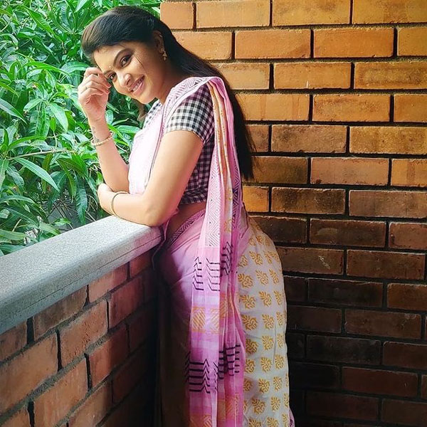 பிறந்த நாள் அதுவுமாக.. உள்ளாடையோடு போட்டோ வெளியிட்ட ரக்ஷிதா ...