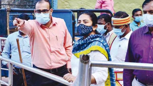 அங்கன்வாடி பணி நியமனத்தில் மிரட்டிய அதிமுகவினரின் கண்களில் விரலை விட்டு ...