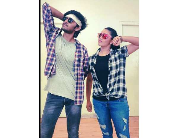 இன்னா மயிலு.. வாயில வச்சுக் கடிச்சு.. காயத்ரியின் தாறுமாறு டான்ஸ் ...