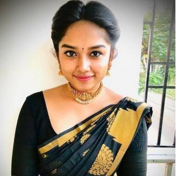 குவிந்த உதடுகள்.. கூரிய விழிகள்.. அந்த மூக்குத்தி.. இப்படிப் பார்த்தா ...