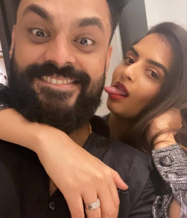 அவர் கொஞ்ச இவர் மிஞ்ச...வெட்கத்தை சிந்தும் ரஷ்மி.. குஷியில் ரசிகர்கள் ...