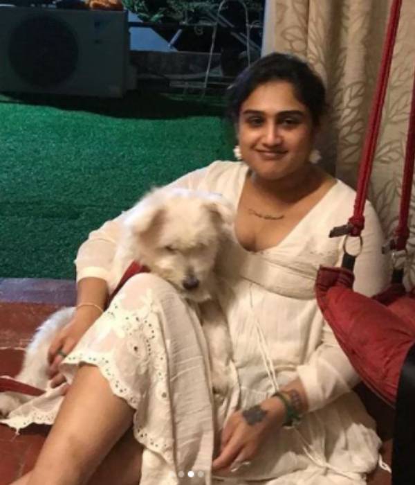 வனிதாவின் நெஞ்சோரத்தில் புசுபுசு... என்ன எல்லாமே ஒரே கலரா இருக்கு ...