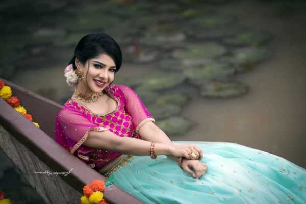 காலை மடக்கி.. இப்படி ஒரு பார்வை.. அப்படி ஒரு வெட்கம்.. வியர்க்க ...