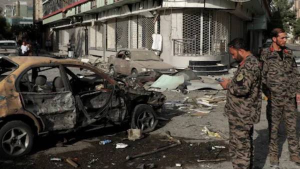 உடம்பில் இறுக்கமான டிரஸ் கூடாது.. கால் தெரியும்படி செருப்பு போடக்கூடாது ...