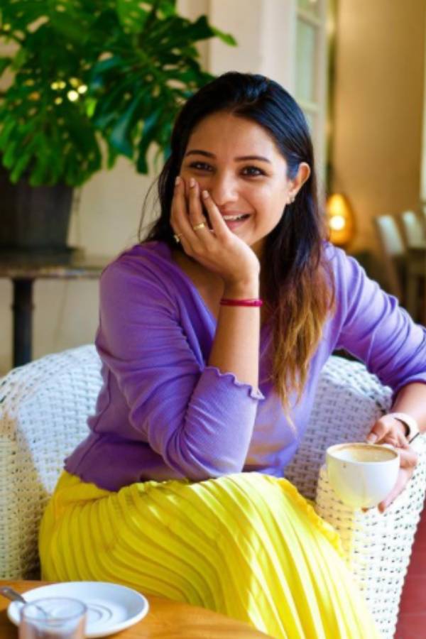 கால் மேல கால்.. அம்சமாக தெரியும் அழகு.. கலக்கும் சரண்யா துரோடி.. கவிதை ...