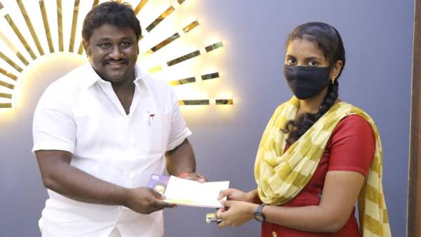 மாணவியின் மருத்துவ படிப்புக்கு ஒரு மாத சம்பளத்தை அப்படியே வழங்கிய ...