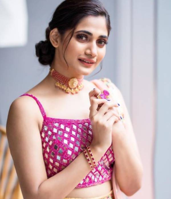 அழகால் மிரட்டும் லாஸ்லியா...பார்த்ததும் பரிதவிக்கும் ரசிகர்கள் | Fans ...