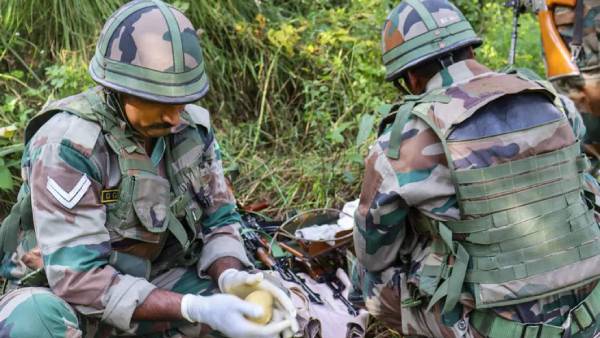 'ஷாக்..' காஷ்மீரில் பாதுகாப்புப் படையினர் - பயங்கரவாதிகள் இடையே மோதல் ...