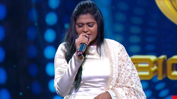 நீலம் படையோடு வெளுத்து வாங்கிய இசைவாணி... மிரண்டு போன ரசிகர்கள் ...