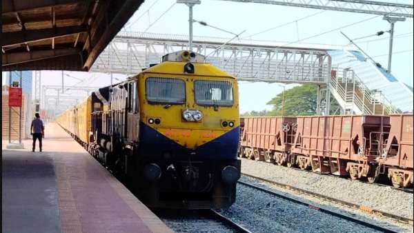 காட்பாடி அருகே மேம்பாலத்தில் விரிசல்...இன்று 23 ரயில்கள் ரத்து ...