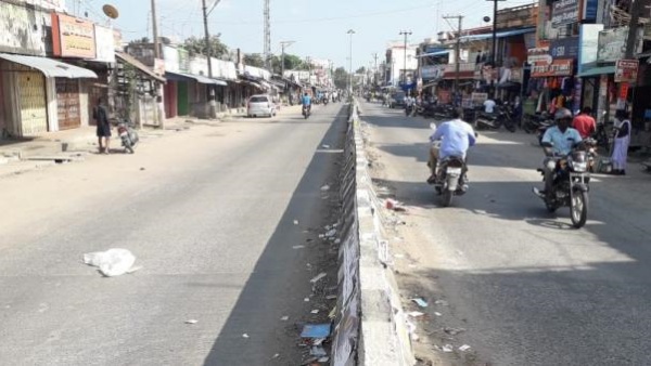 விநோதம்.. ஒரே சாலை.. ஒரு புறம் திறக்கப்பட்ட கடைகள்.. மறுபுறம் மூடப்பட்ட ...