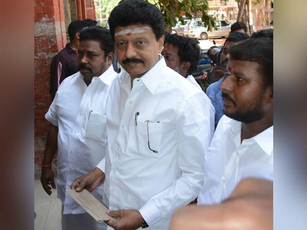 சசிகலா தலைமையிலான அதிமுகவில் திவாகரன்! லிஸ்டில் மிஸ்ஸிங்! இபிஎஸ் ...