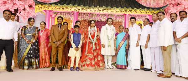 பிரம்மாண்ட பந்தல்.. மெகா கறி விருந்து, 50 மொய் கவுன்டர்கள்.. இது ...