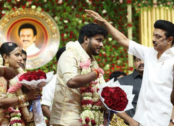 அமைச்சர் வீட்டு விருந்து.. வயிறார உண்டு, வாழைக்குலை, கரும்புகளையும் ...