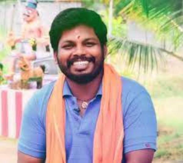 மனைவியின் ஆசையை திருமண பரிசாக நிறைவேற்றிய முனீஸ் ராஜா... ரசிகர்களிடம் ...