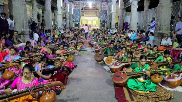 விஜயதசமி..மதுரை மீனாட்சி அம்மனின் மனதை குளிர்வித்த 108 வீணை இசை ...