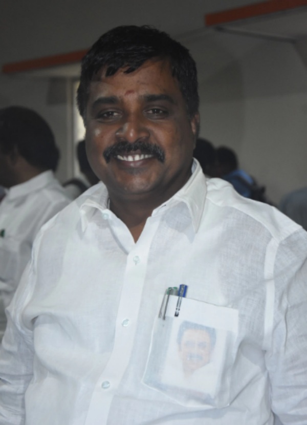 2 முன்னாள் எம்.எல்.ஏக்களை தட்டித் தூக்கிய திமுக.. கலகலத்த டெல்டா அதிமுக ...