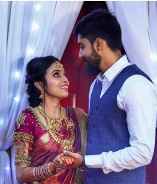 எதிர்நீச்சல் சீரியல் சக்தியின் நிஜ மனைவி இவர்தானாம் .. மனைவியோடு ...