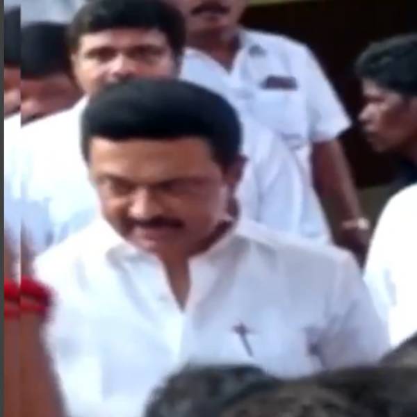 ‛இது தவறு.. இப்படி செய்யக்கூடாது’.. சட்டென காலில் விழுந்த பெண்ணிடம் கனிவாய் கூறிய முதல்வர் ...