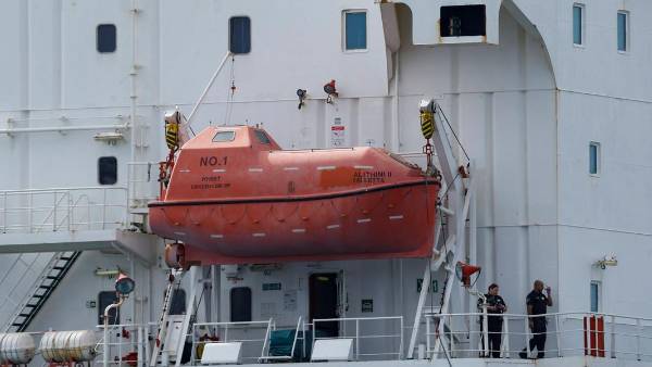 "பெரிய கொடுமை.." உணவு, நீர் இல்லாமல் 3,000 கி.மீ. கப்பலின் "அடியில் ...