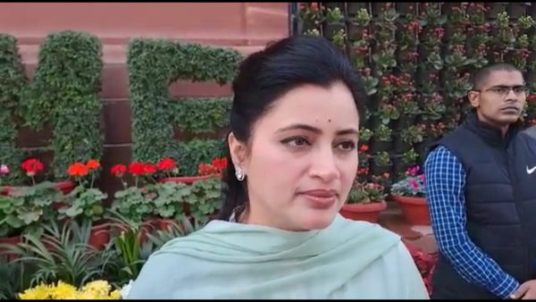 காவி ஆடையில் கவர்ச்சி நடனம்.. வாயை கொடுத்து சிக்கிக்கொண்ட பாஜக ஆதரவு ...