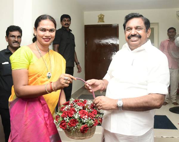 எடப்பாடி பக்கம் தாவிய மகளிர் அணி முக்கிய புள்ளி.. தேர்தல் ஆணைய முடிவால் ...