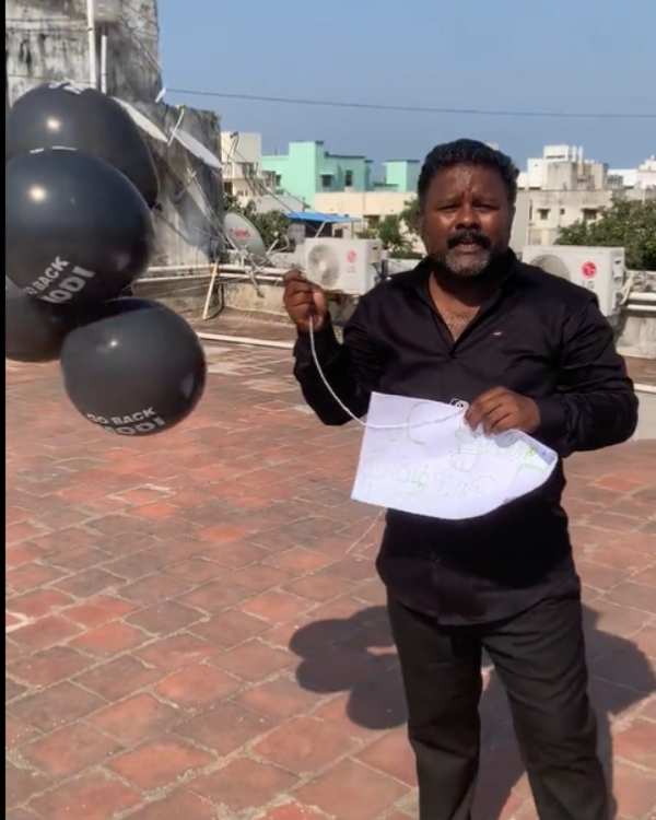 "கோ பேக் மோடி.." பிரதமருக்கு எதிராக கறுப்பு பலூன்களுடன் வீடியோ.. காங் ...