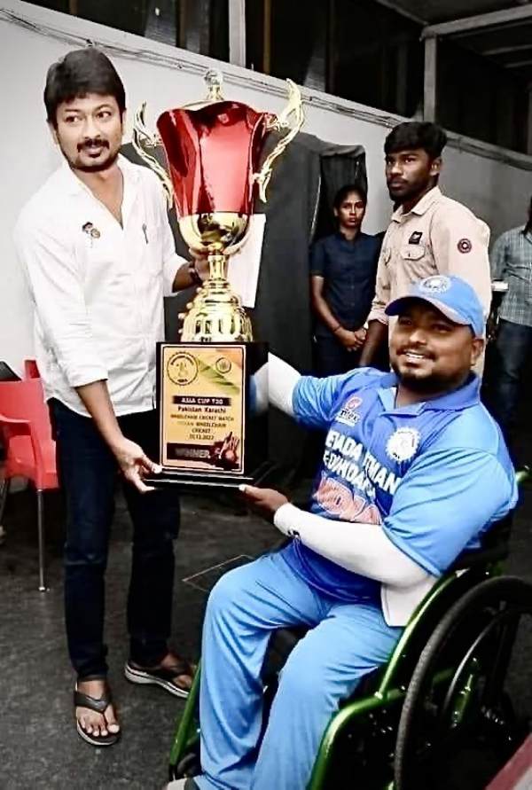 உதயநிதிக்கு ஒரு கோப்பை.. முதல்வருக்கு ஒரு கோப்பை.. எப்படி ...