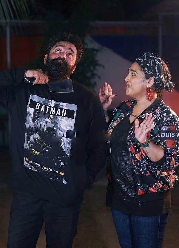 முன்னாள் காதலன் உடன் சேர்ந்து புகைப்படம் வெளியிட்ட வனிதா..கையில் அந்த ...