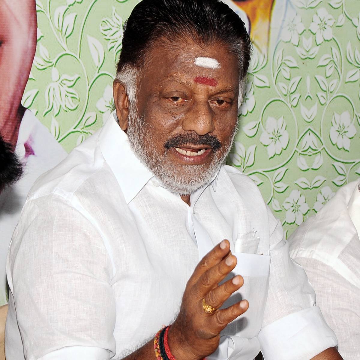 சபரீசன் ஒரு காபி சாப்பிட சொன்னார்! அவங்களாம் எங்க வாயை பார்த்தாங்க ...