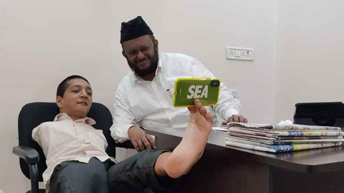 நம்பிக்கை! பேராசிரியர் ஜவாஹிருல்லா முன்பு காலை தூக்கி செல்பி எடுக்கும் 15 வயது சிறுவன்.. யார் ...