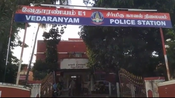 புஷ்பவனம் பீச்சில் "கசமுசா".. இந்தம்மாவுக்கு 43 வயசு.. அதுயாரு ...