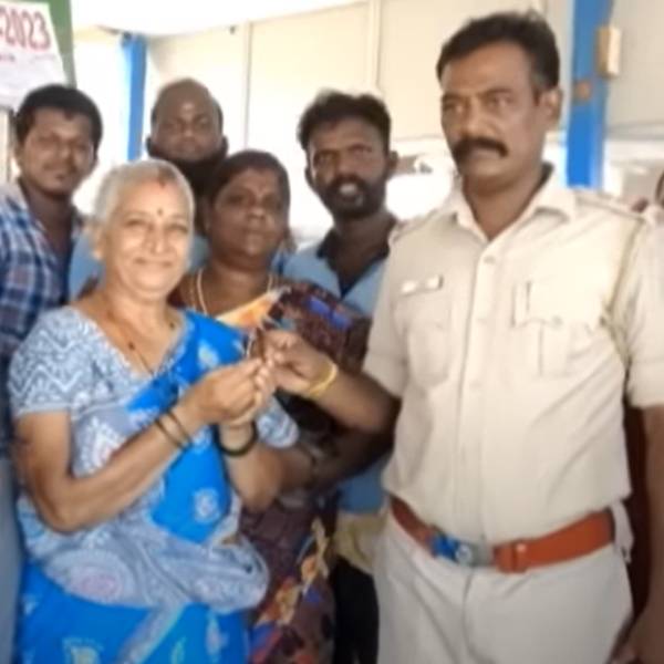 திருச்செந்தூரில் ஒரே ஆச்சரியம்.. கோயிலுக்குள் நடந்த "அந்த" அதிசயம் ...