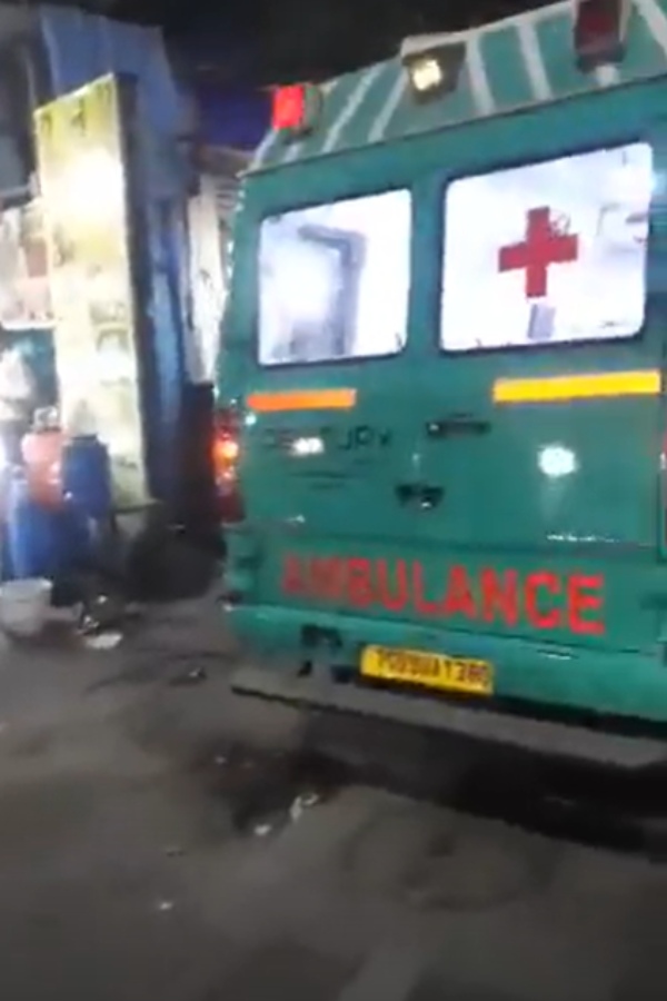 வொய்ங்.. வொய்ங்.. சைரனுடன் ஆம்புலன்ஸ் ஓட்டிய டிரைவர்.. கடைசியில் ...